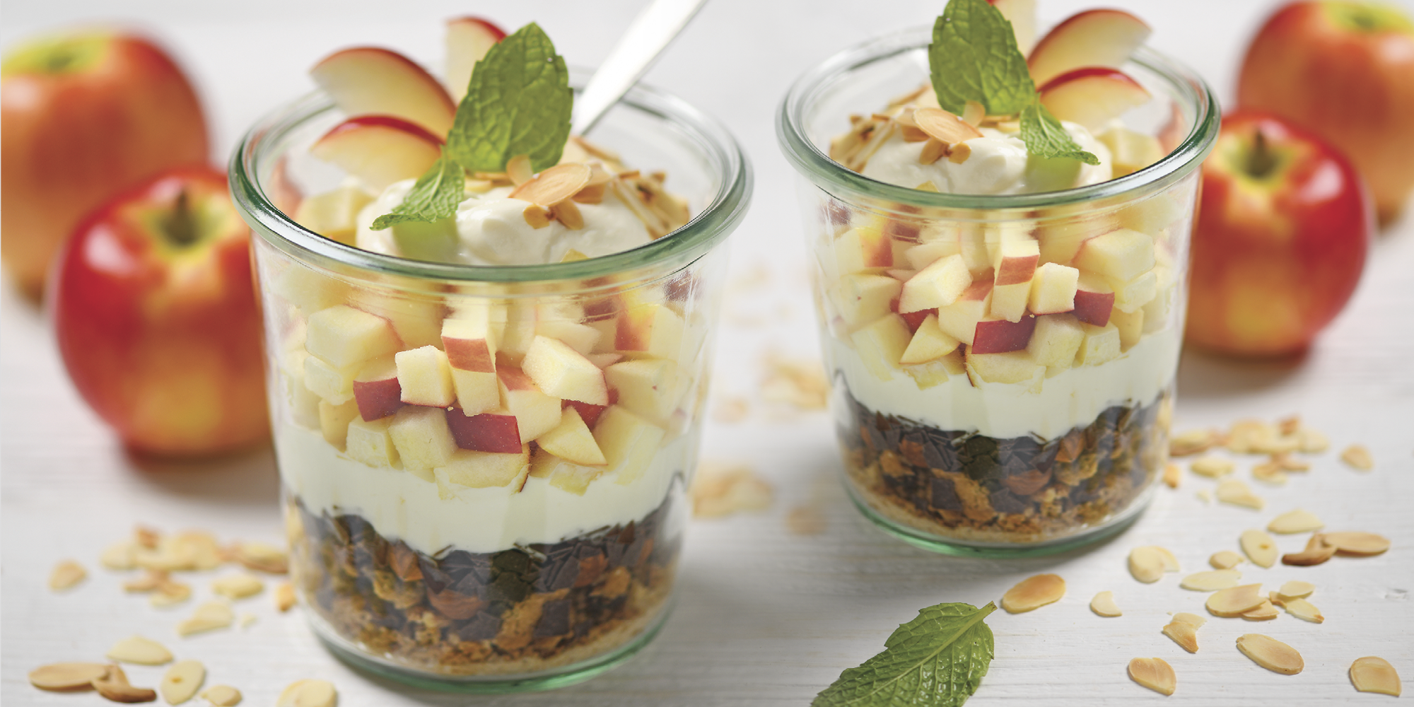 Fruchtiger Apfel auf Sahnewolke mit Crunchy-Boden – Ein himmlisches Dessert